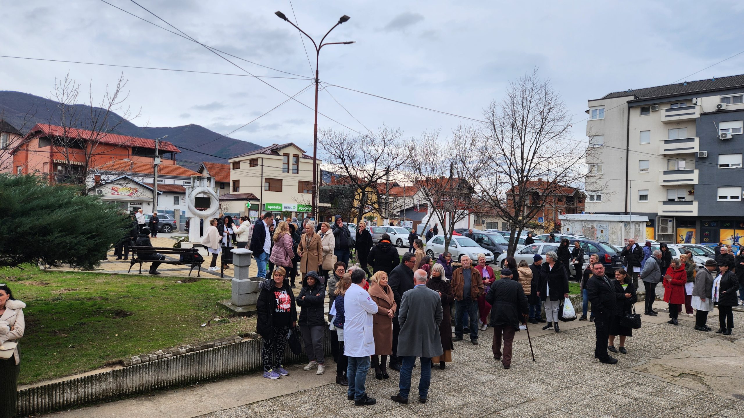 Dojava o BOMBI u Domu Zdravlja: Radnici izašli ispred ustanove ...